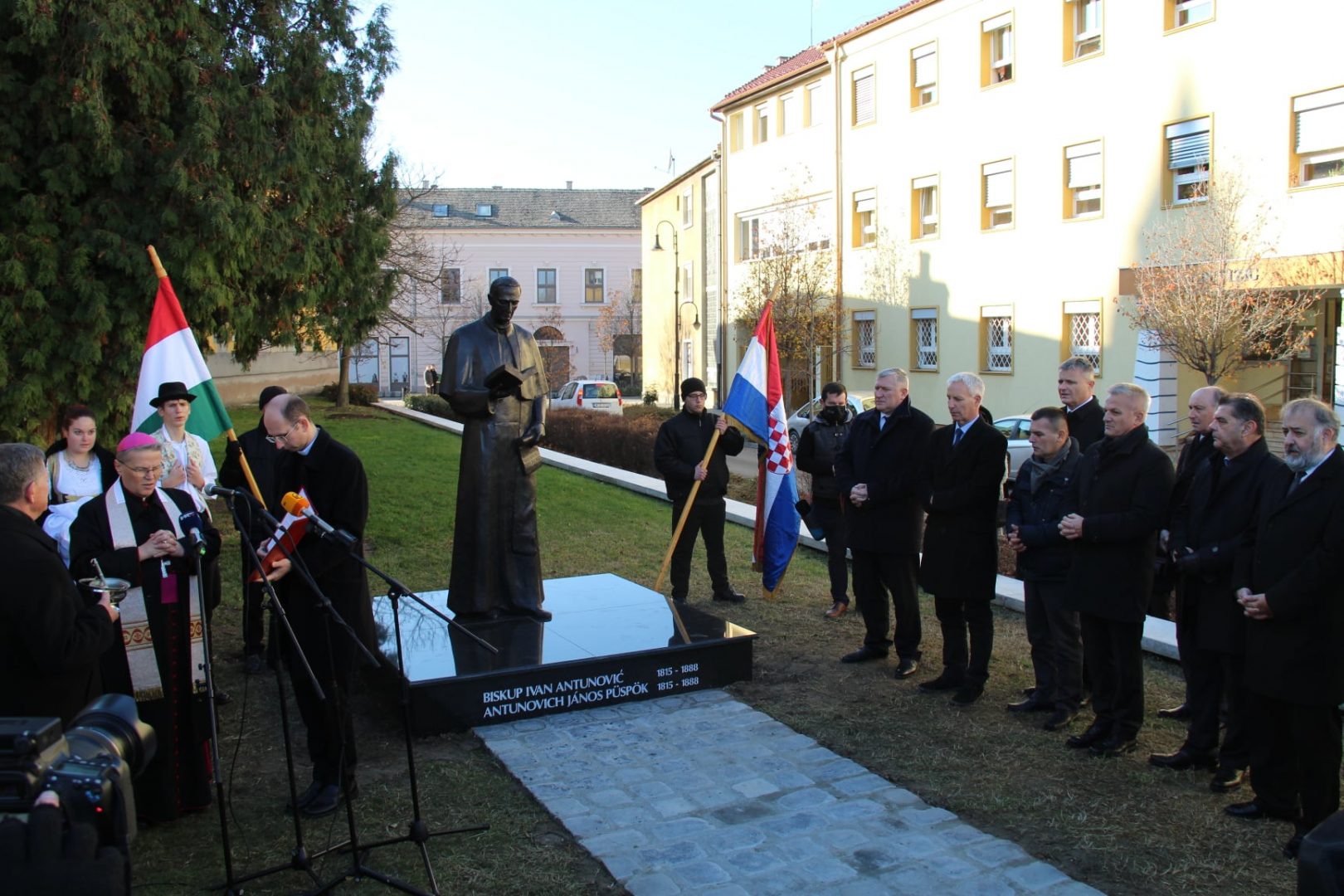 U Baji otkriven spomenik biskupu Ivanu Antunoviću – HRVATSKA MATICA ...
